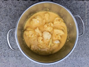 Blumenkohl mit Kokosmilch-Currysauce, gehacktem Ei und Erdnüssen ...